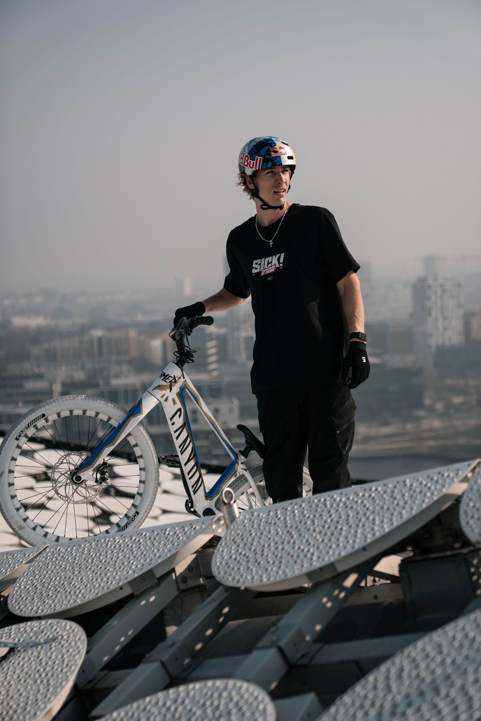 Freestyle-Mountainbiker Fabio Wibmer macht Backflip ...